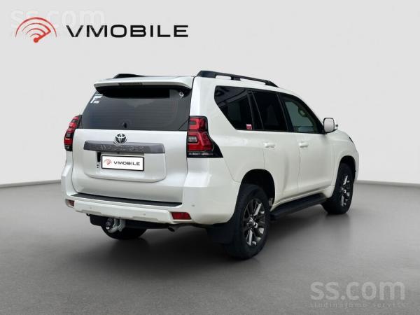 White Toyota Land Cruiser 2023 in Riga, with an engine capacity of 2.80 L and mileage of 33 thousand km for 56490 €, photo 3 on AUTOMOTO.COM.LV