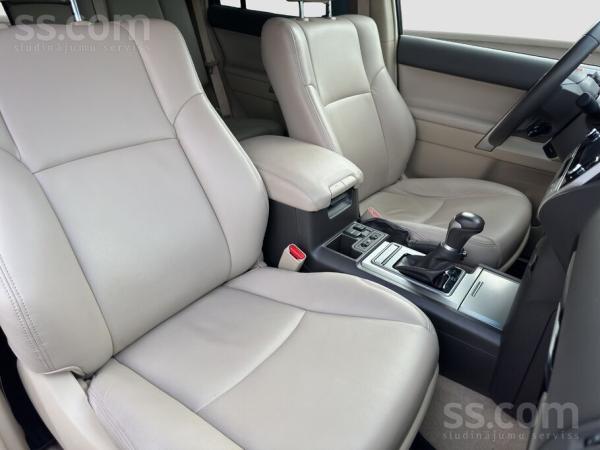 White Toyota Land Cruiser 2023 in Riga, with an engine capacity of 2.80 L and mileage of 33 thousand km for 56490 €, photo 7 on AUTOMOTO.COM.LV