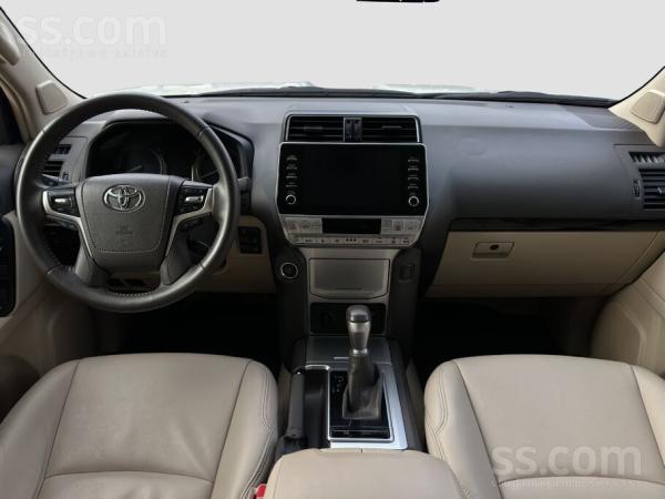 White Toyota Land Cruiser 2023 in Riga, with an engine capacity of 2.80 L and mileage of 33 thousand km for 56490 €, photo 8 on AUTOMOTO.COM.LV