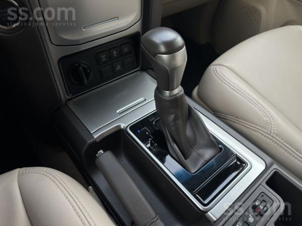 White Toyota Land Cruiser 2023 in Riga, with an engine capacity of 2.80 L and mileage of 33 thousand km for 56490 €, photo 10 on AUTOMOTO.COM.LV
