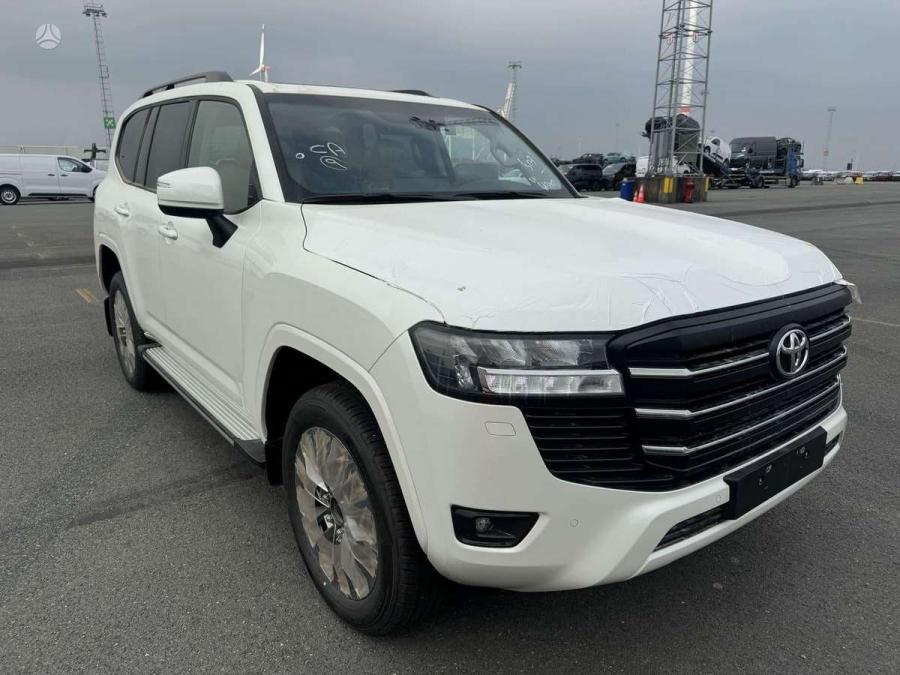 White Toyota Land Cruiser 2024 in Plunge, with an engine capacity of 3.96 L and mileage of 10 thousand km for 75000 €, photo 2 on AUTOMOTO.COM.LV