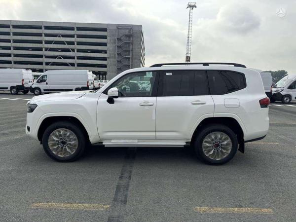 Balts Toyota Land Cruiser 2024 Plungė, ar dzinēja tilpumu 3.96 L un nobraukumu 10 tūkst. km par 75000 €, foto 3 vietnē AUTOMOTO.COM.LV