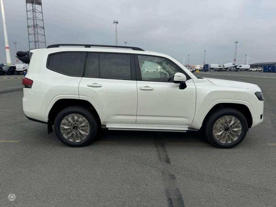 White Toyota Land Cruiser 2024 in Plunge, with an engine capacity of 3.96 L and mileage of 10 thousand km for 75000 €, photo 4 on AUTOMOTO.COM.LV