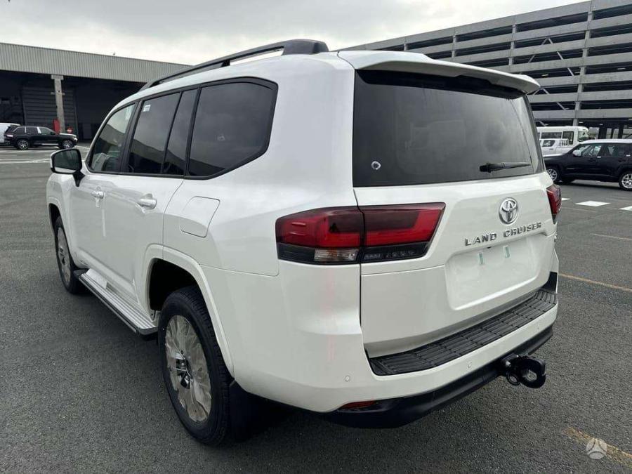 White Toyota Land Cruiser 2024 in Plunge, with an engine capacity of 3.96 L and mileage of 10 thousand km for 75000 €, photo 5 on AUTOMOTO.COM.LV