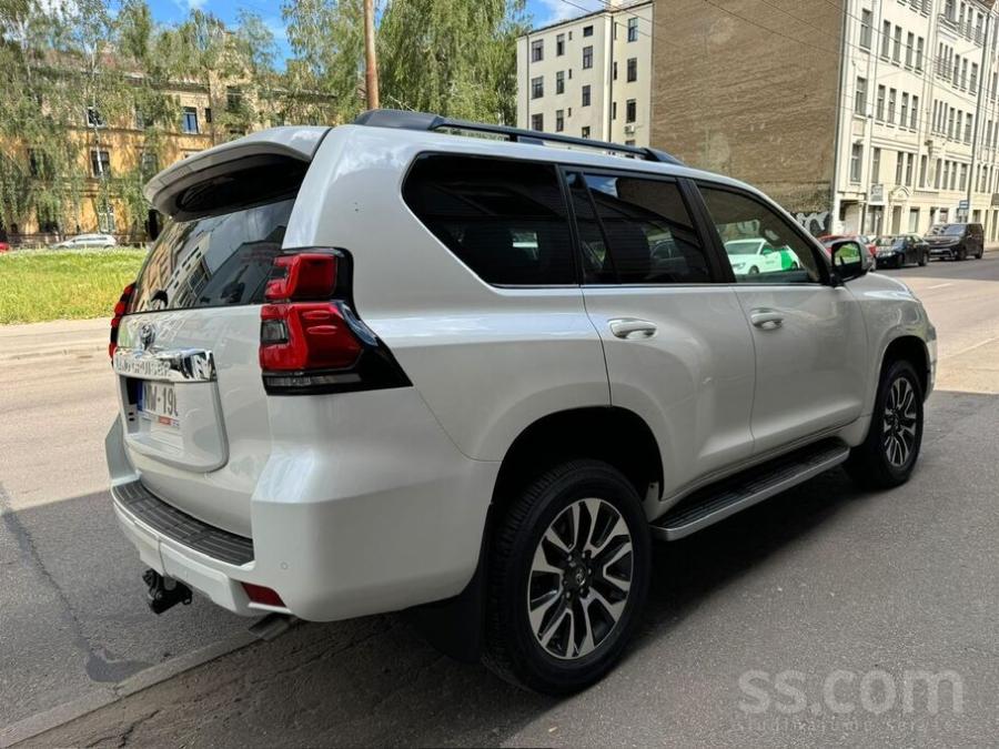Balts Toyota Land Cruiser 2024 Rīga, ar dzinēja tilpumu 2.80 L un nobraukumu 73 tūkst. km par 56900 €, foto 3 vietnē AUTOMOTO.COM.LV