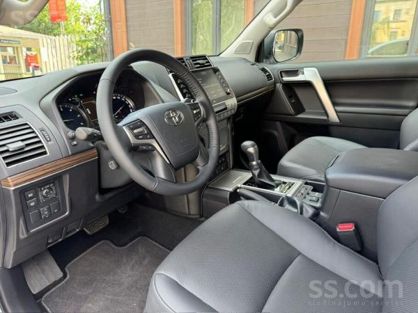 White Toyota Land Cruiser 2024 in Riga, with an engine capacity of 2.80 L and mileage of 73 thousand km for 56900 €, photo 5 on AUTOMOTO.COM.LV