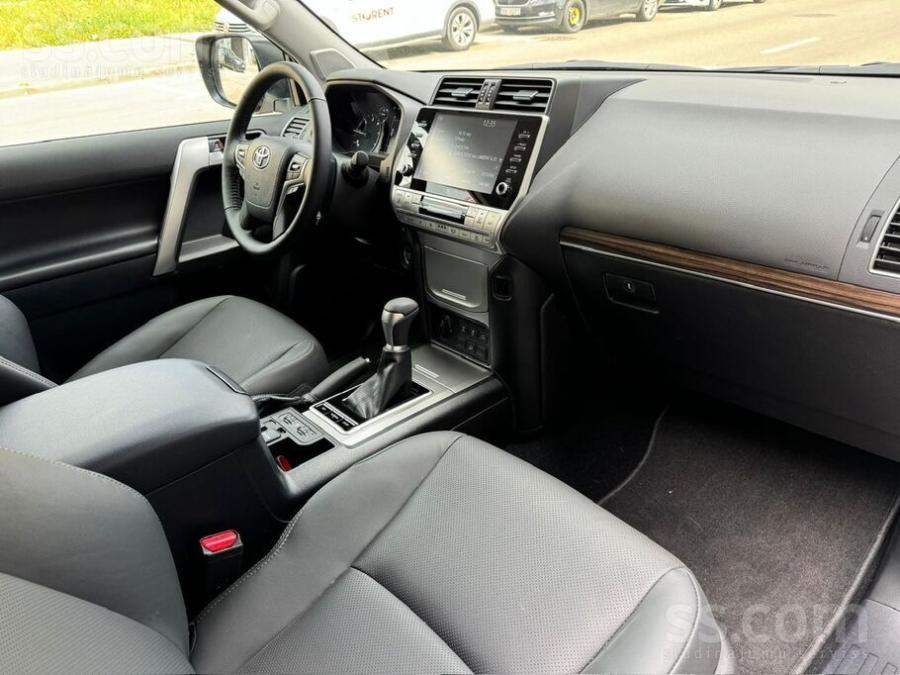 Balts Toyota Land Cruiser 2024 Rīga, ar dzinēja tilpumu 2.80 L un nobraukumu 73 tūkst. km par 56900 €, foto 8 vietnē AUTOMOTO.COM.LV