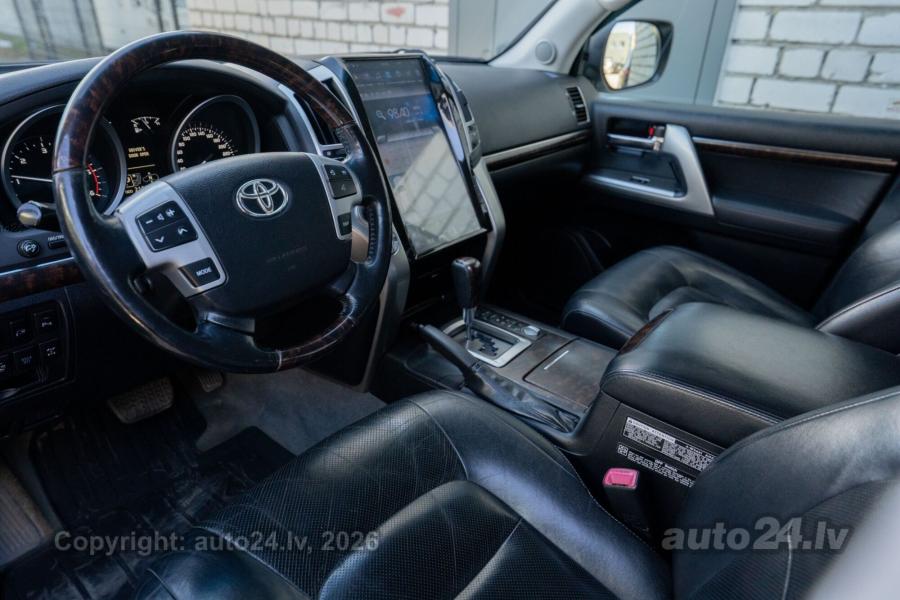 Balts Toyota Land Cruiser 2012 Tallina, ar dzinēja tilpumu 4.50 L un nobraukumu 219 tūkst. km par 28900 €, foto 7 vietnē AUTOMOTO.COM.LV