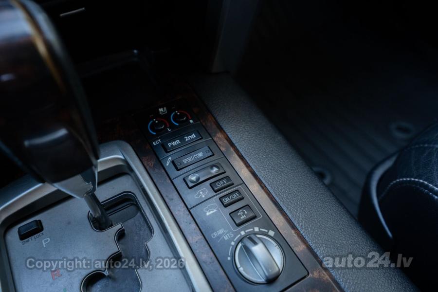 Balts Toyota Land Cruiser 2012 Tallina, ar dzinēja tilpumu 4.50 L un nobraukumu 219 tūkst. km par 28900 €, foto 14 vietnē AUTOMOTO.COM.LV