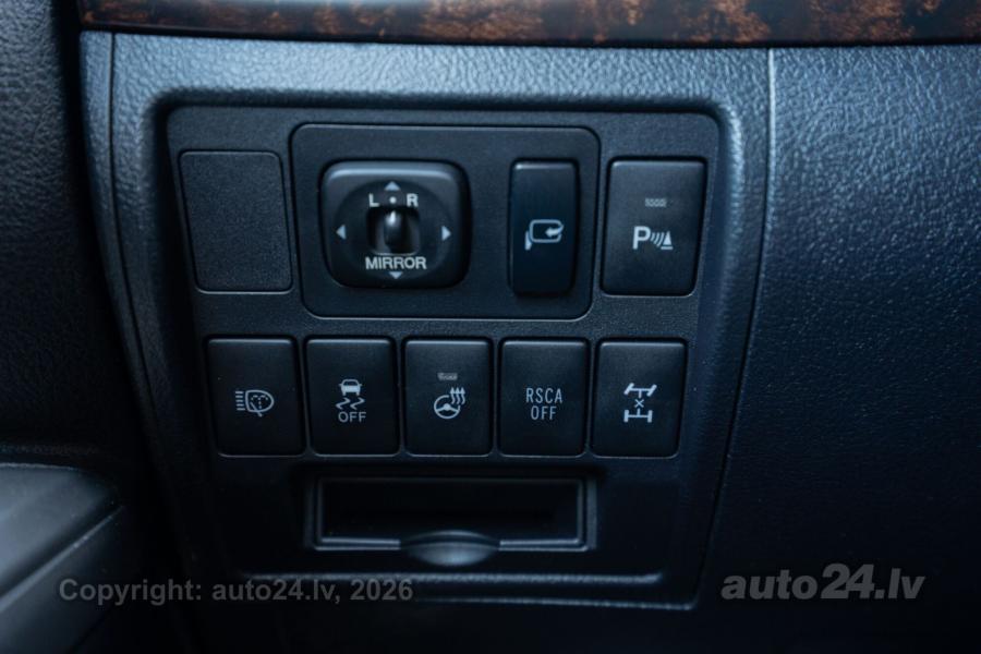 Balts Toyota Land Cruiser 2012 Tallina, ar dzinēja tilpumu 4.50 L un nobraukumu 219 tūkst. km par 28900 €, foto 18 vietnē AUTOMOTO.COM.LV