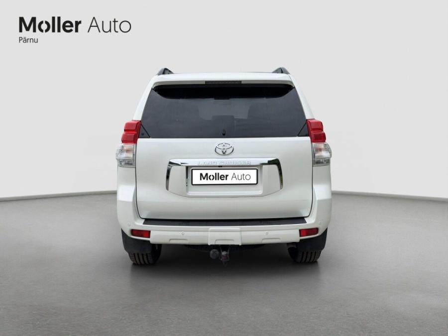 Balts Toyota Land Cruiser 2012 Pērnava, ar dzinēja tilpumu 3.00 L un nobraukumu 158 tūkst. km par 29400 €, foto 21 vietnē AUTOMOTO.COM.LV