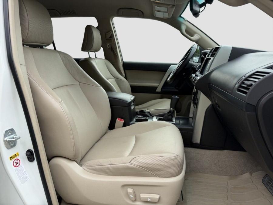 Balts Toyota Land Cruiser 2012 Pērnava, ar dzinēja tilpumu 3.00 L un nobraukumu 158 tūkst. km par 29400 €, foto 26 vietnē AUTOMOTO.COM.LV