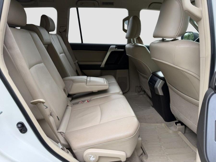 Balts Toyota Land Cruiser 2012 Pērnava, ar dzinēja tilpumu 3.00 L un nobraukumu 158 tūkst. km par 29400 €, foto 28 vietnē AUTOMOTO.COM.LV
