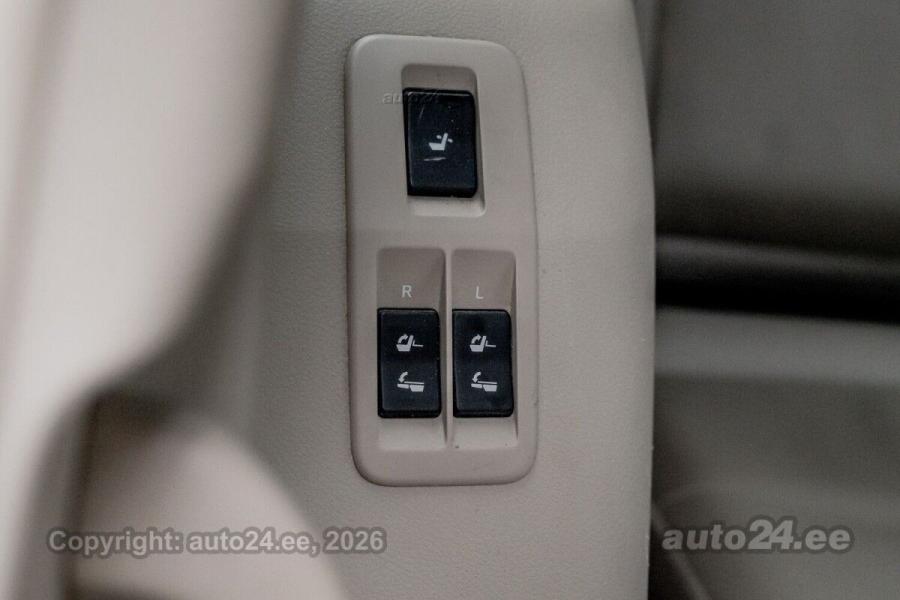 Balts Toyota Land Cruiser 2012 Pērnava, ar dzinēja tilpumu 3.00 L un nobraukumu 158 tūkst. km par 29400 €, foto 30 vietnē AUTOMOTO.COM.LV