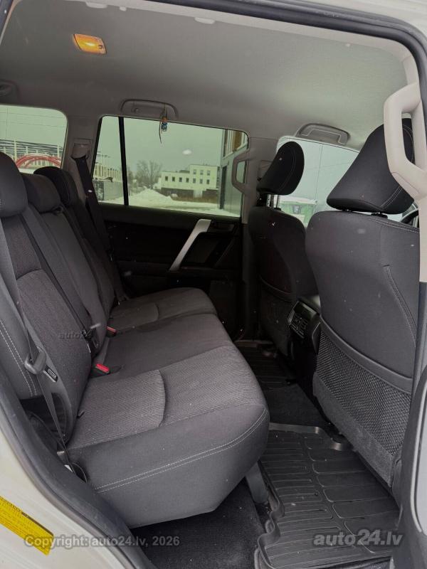 Balts Toyota Land Cruiser 2016 Tallina, ar dzinēja tilpumu 2.80 L un nobraukumu 235 tūkst. km par 29999 €, foto 11 vietnē AUTOMOTO.COM.LV