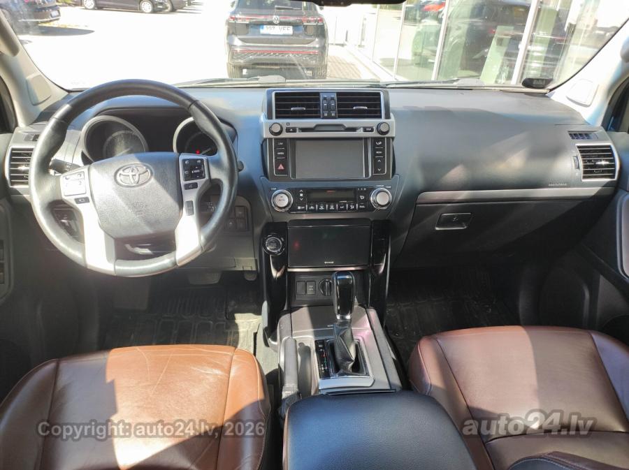 Balts Toyota Land Cruiser 2016 Tallina, ar dzinēja tilpumu 2.80 L un nobraukumu 286 tūkst. km par 29000 €, foto 5 vietnē AUTOMOTO.COM.LV
