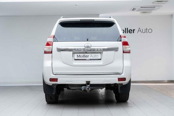 Balts Toyota Land Cruiser 2016 Peetri, ar dzinēja tilpumu 2.80 L un nobraukumu 286 tūkst. km par 32750 €, foto 4 vietnē AUTOMOTO.COM.LV