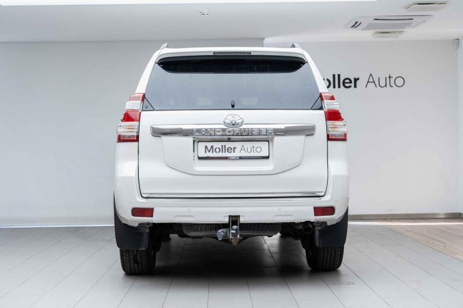 Balts Toyota Land Cruiser 2016 Peetri, ar dzinēja tilpumu 2.80 L un nobraukumu 286 tūkst. km par 32750 €, foto 5 vietnē AUTOMOTO.COM.LV
