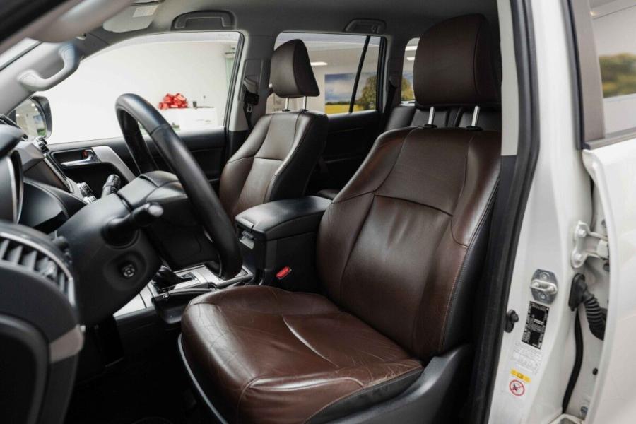 Balts Toyota Land Cruiser 2016 Peetri, ar dzinēja tilpumu 2.80 L un nobraukumu 286 tūkst. km par 32750 €, foto 16 vietnē AUTOMOTO.COM.LV