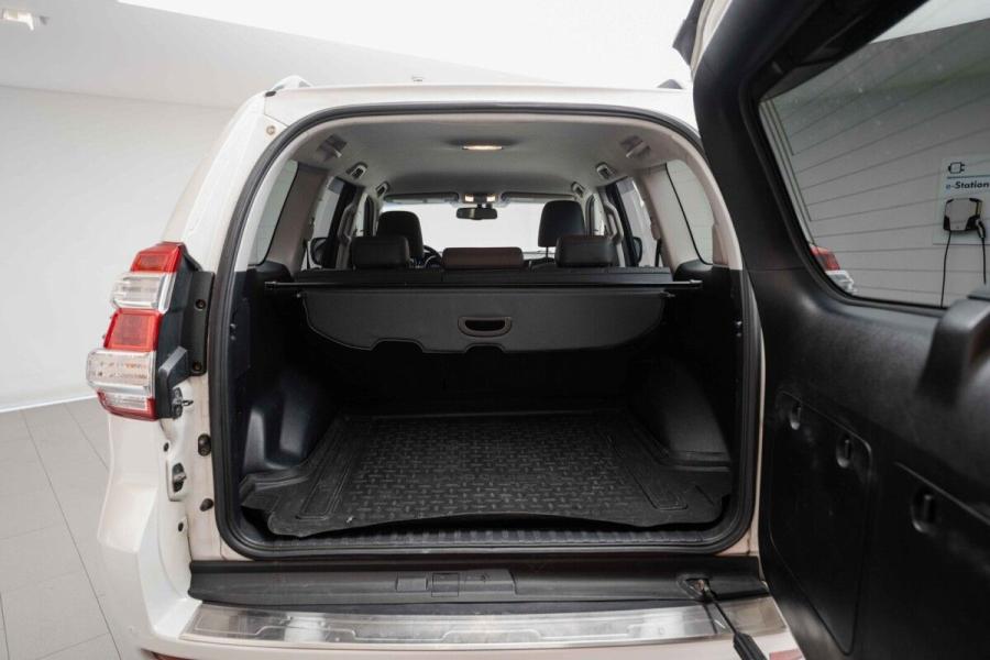 Balts Toyota Land Cruiser 2016 Peetri, ar dzinēja tilpumu 2.80 L un nobraukumu 286 tūkst. km par 32750 €, foto 17 vietnē AUTOMOTO.COM.LV