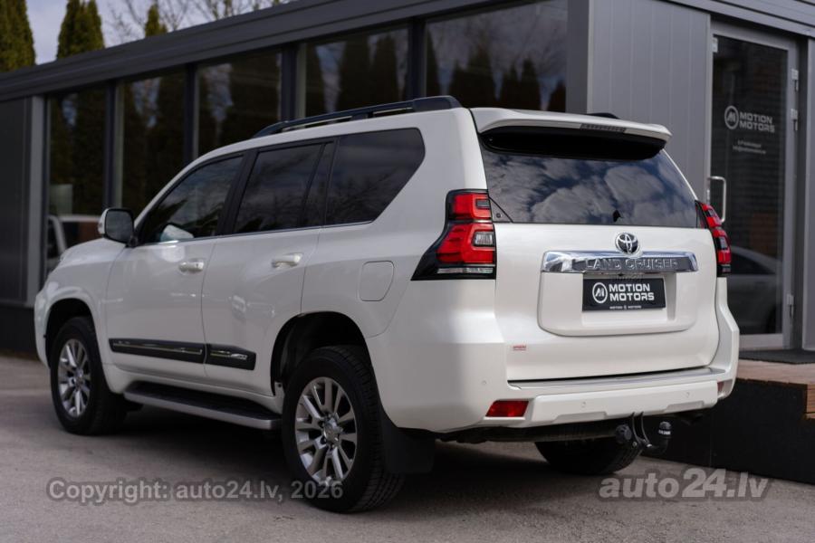 Balts Toyota Land Cruiser 2021 Tallina, ar dzinēja tilpumu 2.80 L un nobraukumu 120 tūkst. km par 49900 €, foto 3 vietnē AUTOMOTO.COM.LV
