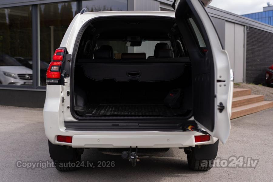 Balts Toyota Land Cruiser 2021 Tallina, ar dzinēja tilpumu 2.80 L un nobraukumu 120 tūkst. km par 49900 €, foto 6 vietnē AUTOMOTO.COM.LV