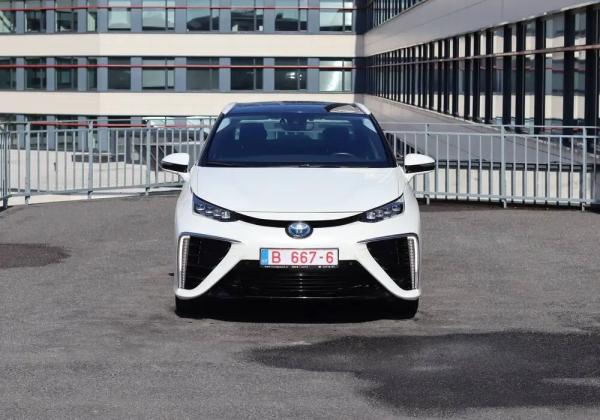 Toyota Mirai 2020 in Riga, with an engine capacity of 0.00 L and mileage of 49 thousand km for 6980 €, photo 2 on AUTOMOTO.COM.LV