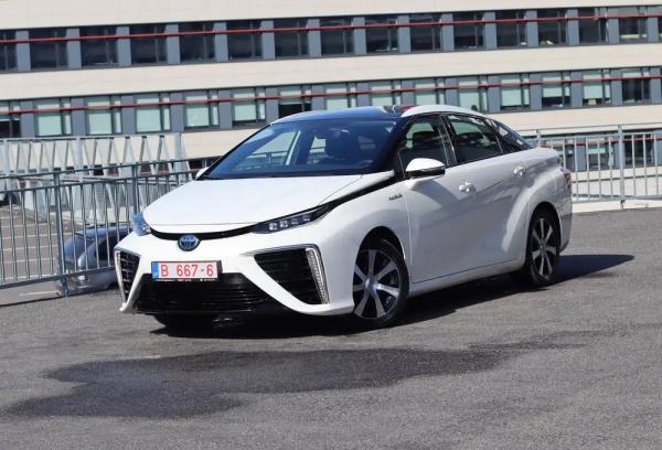 Toyota Mirai 2020 in Riga, with an engine capacity of 0.00 L and mileage of 49 thousand km for 6980 €, photo 3 on AUTOMOTO.COM.LV