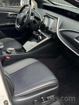 White Toyota Mirai 2020 in Riga, with an engine capacity of 0.00 L and mileage of 49 thousand km for 6980 €, photo 12 on AUTOMOTO.COM.LV