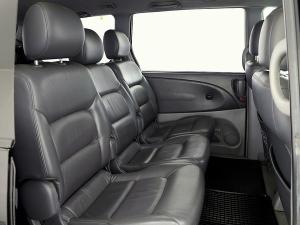 Black Toyota Previa 2003 in Tallinn, with an engine capacity of 2.40 L and mileage of 283 thousand km for 1099 €, photo 8 on AUTOMOTO.COM.LV