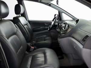 Black Toyota Previa 2003 in Tallinn, with an engine capacity of 2.40 L and mileage of 283 thousand km for 1099 €, photo 15 on AUTOMOTO.COM.LV