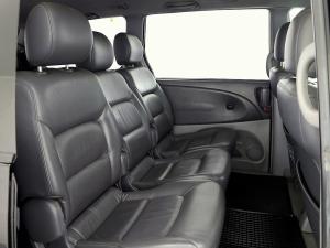 Black Toyota Previa 2003 in Tallinn, with an engine capacity of 2.40 L and mileage of 283 thousand km for 1099 €, photo 16 on AUTOMOTO.COM.LV
