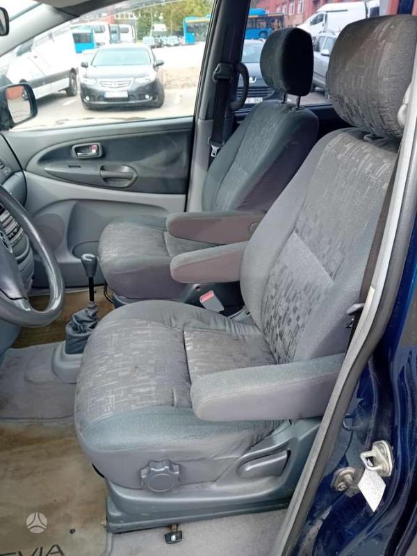 Zils Toyota Previa 2002 Klaipėda, ar dzinēja tilpumu 2.40 L un nobraukumu 337 tūkst. km par 3350 €, foto 11 vietnē AUTOMOTO.COM.LV