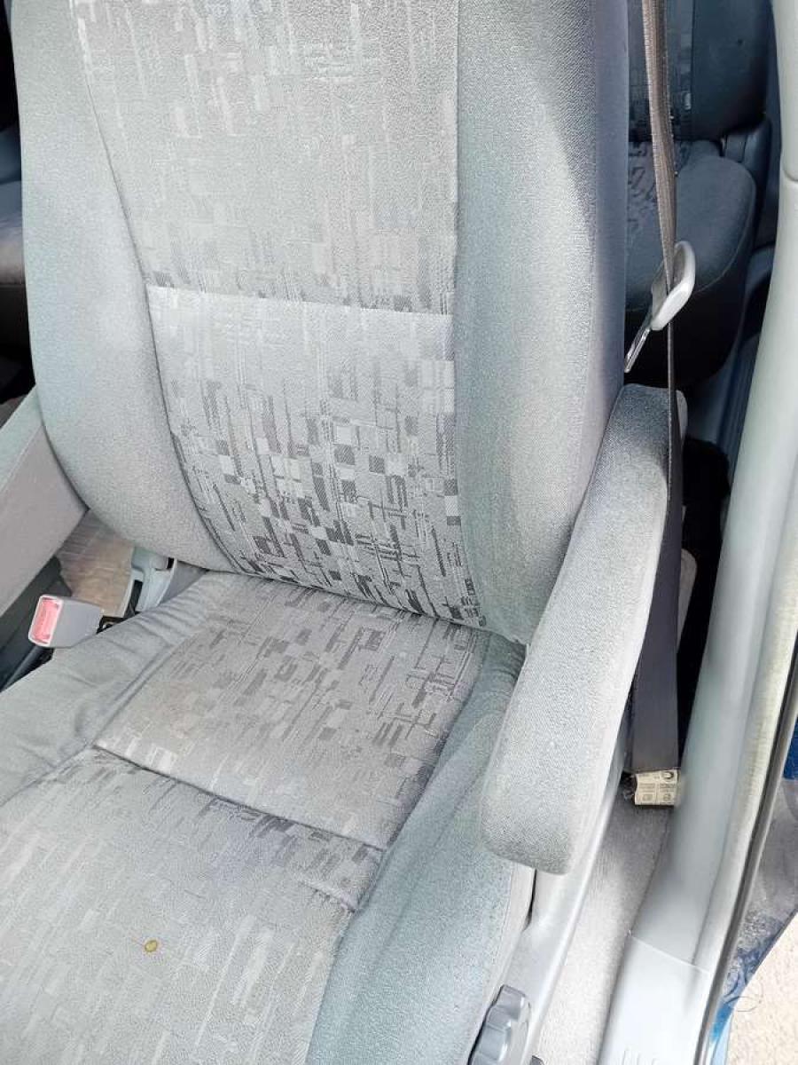 Blue Toyota Previa 2002 in Klaipeda, with an engine capacity of 2.40 L and mileage of 337 thousand km for 3350 €, photo 12 on AUTOMOTO.COM.LV