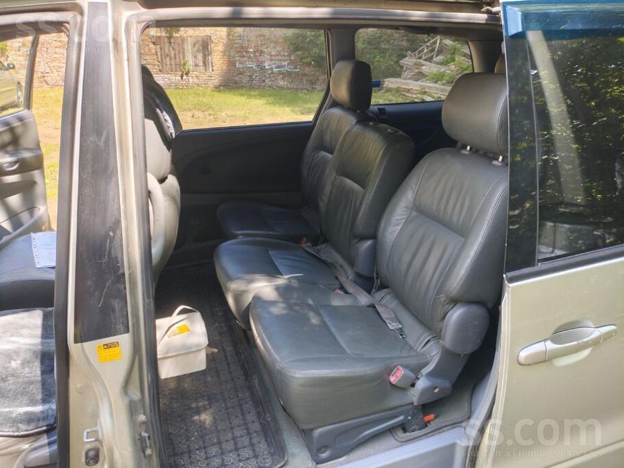 Grey Toyota Previa 2003 in Riga, with an engine capacity of 2.00 L and mileage of 388 thousand km for 1357 €, photo 7 on AUTOMOTO.COM.LV
