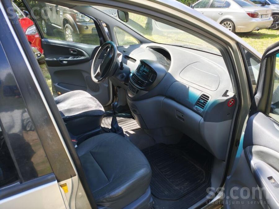 Grey Toyota Previa 2003 in Riga, with an engine capacity of 2.00 L and mileage of 388 thousand km for 1357 €, photo 8 on AUTOMOTO.COM.LV