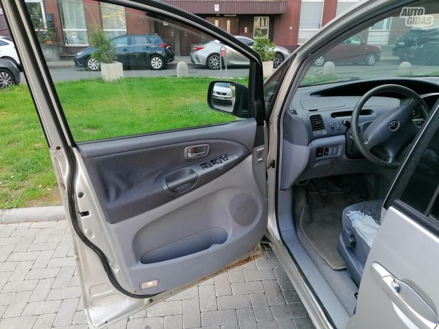 Pelēks Toyota Previa 2003 Viļņa, ar dzinēja tilpumu 2.00 L un nobraukumu 317 tūkst. km par 950 €, foto 17 vietnē AUTOMOTO.COM.LV