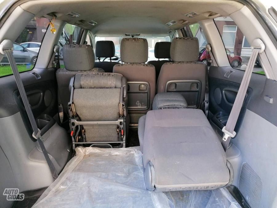 Pelēks Toyota Previa 2003 Viļņa, ar dzinēja tilpumu 2.00 L un nobraukumu 317 tūkst. km par 950 €, foto 19 vietnē AUTOMOTO.COM.LV