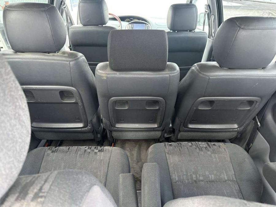 Grey Toyota Previa 2004 in Marijampole, with an engine capacity of 2.00 L and mileage of 270 thousand km for 2599 €, photo 16 on AUTOMOTO.COM.LV