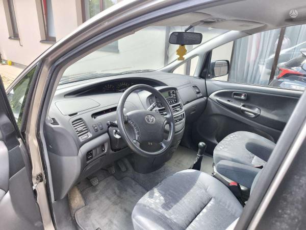 Pelēks Toyota Previa 2004 Viļņa, ar dzinēja tilpumu 2.00 L un nobraukumu 221 tūkst. km par 3200 €, foto 4 vietnē AUTOMOTO.COM.LV