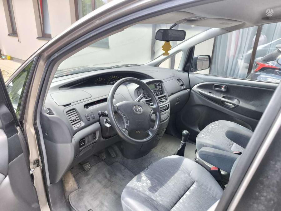 Pelēks Toyota Previa 2004 Viļņa, ar dzinēja tilpumu 2.00 L un nobraukumu 221 tūkst. km par 3200 €, foto 5 vietnē AUTOMOTO.COM.LV
