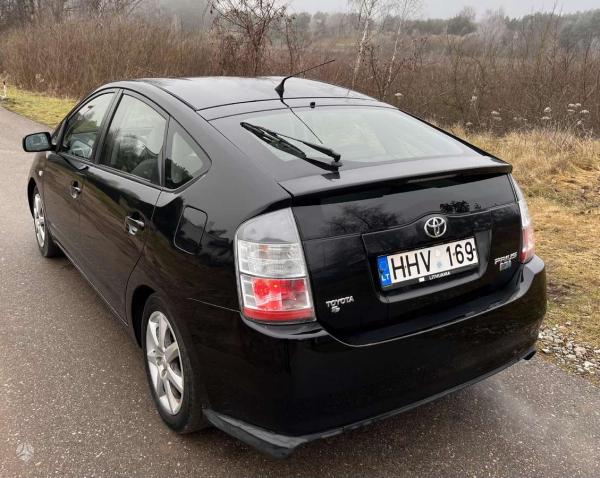 Melns Toyota Prius 2005 Viļņa, ar dzinēja tilpumu 1.50 L un nobraukumu 360 tūkst. km par 3100 €, foto 2 vietnē AUTOMOTO.COM.LV