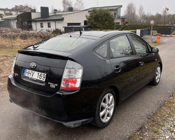 Melns Toyota Prius 2005 Viļņa, ar dzinēja tilpumu 1.50 L un nobraukumu 360 tūkst. km par 3100 €, foto 3 vietnē AUTOMOTO.COM.LV