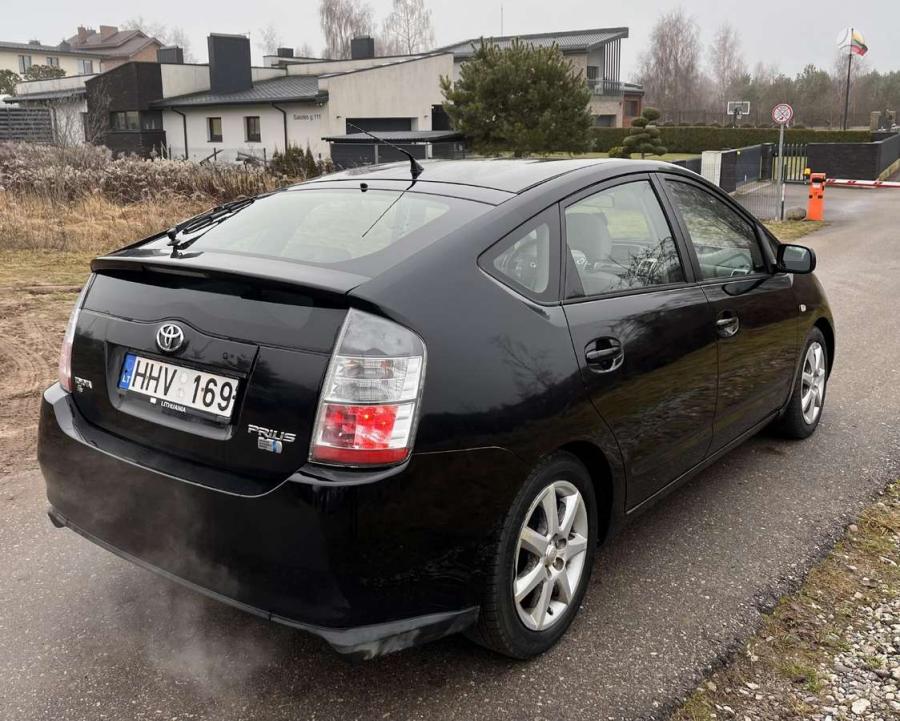 Black Toyota Prius 2005 in Vilnius, with an engine capacity of 1.50 L and mileage of 360 thousand km for 3100 €, photo 3 on AUTOMOTO.COM.LV
