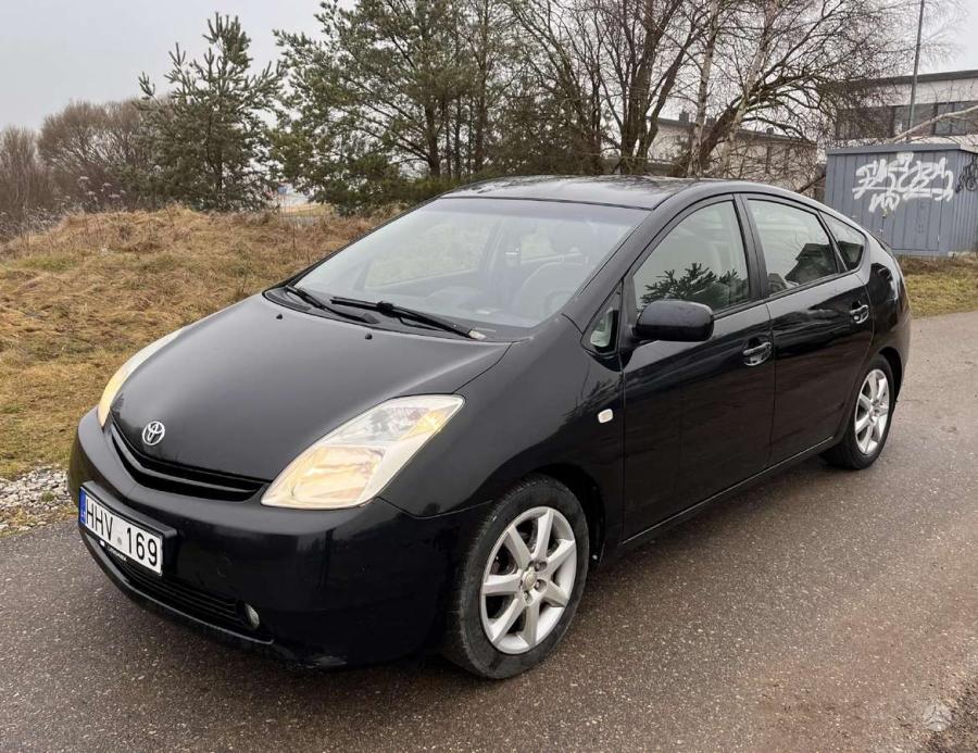 Black Toyota Prius 2005 in Vilnius, with an engine capacity of 1.50 L and mileage of 360 thousand km for 3100 €, photo 4 on AUTOMOTO.COM.LV