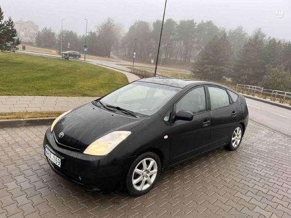 Melns Toyota Prius 2005 Viļņa, ar dzinēja tilpumu 1.50 L un nobraukumu 360 tūkst. km par 2600 €, foto 1 vietnē AUTOMOTO.COM.LV