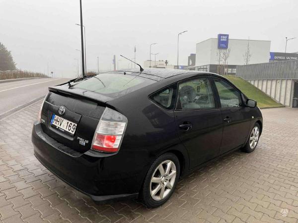 Melns Toyota Prius 2005 Viļņa, ar dzinēja tilpumu 1.50 L un nobraukumu 360 tūkst. km par 2600 €, foto 2 vietnē AUTOMOTO.COM.LV