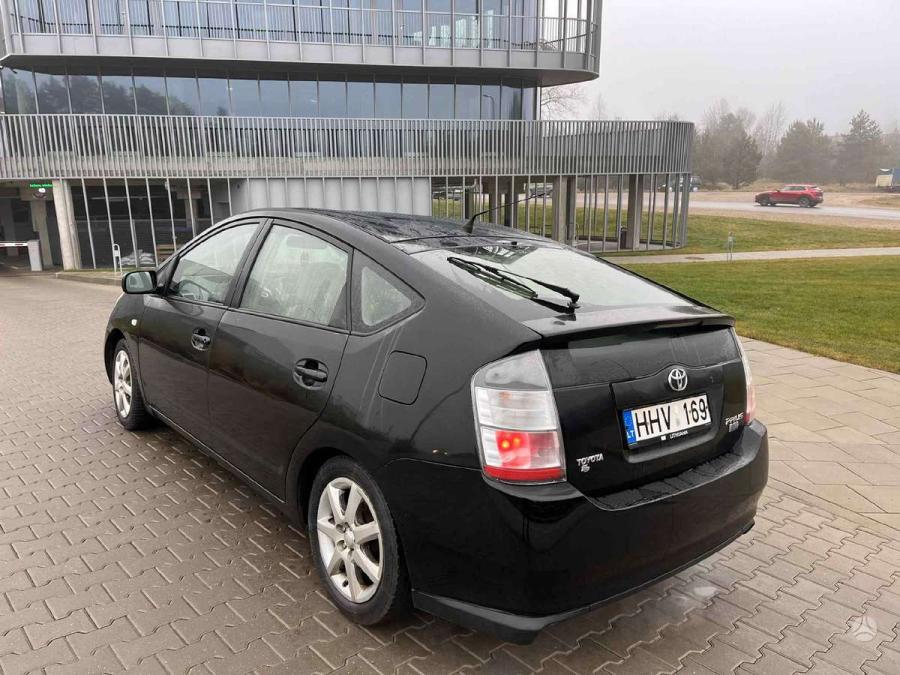 Black Toyota Prius 2005 in Vilnius, with an engine capacity of 1.50 L and mileage of 360 thousand km for 2600 €, photo 3 on AUTOMOTO.COM.LV
