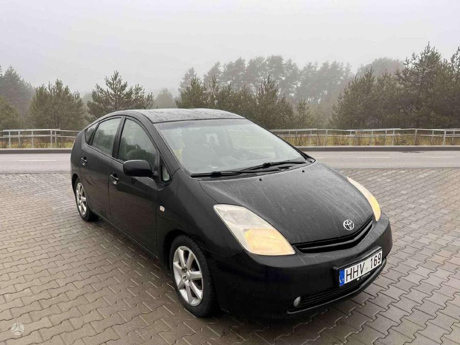 Black Toyota Prius 2005 in Vilnius, with an engine capacity of 1.50 L and mileage of 360 thousand km for 2600 €, photo 4 on AUTOMOTO.COM.LV