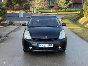 Black Toyota Prius 2005 in Vilnius, with an engine capacity of 1.50 L and mileage of 361 thousand km for 2850 €, photo 2 on AUTOMOTO.COM.LV